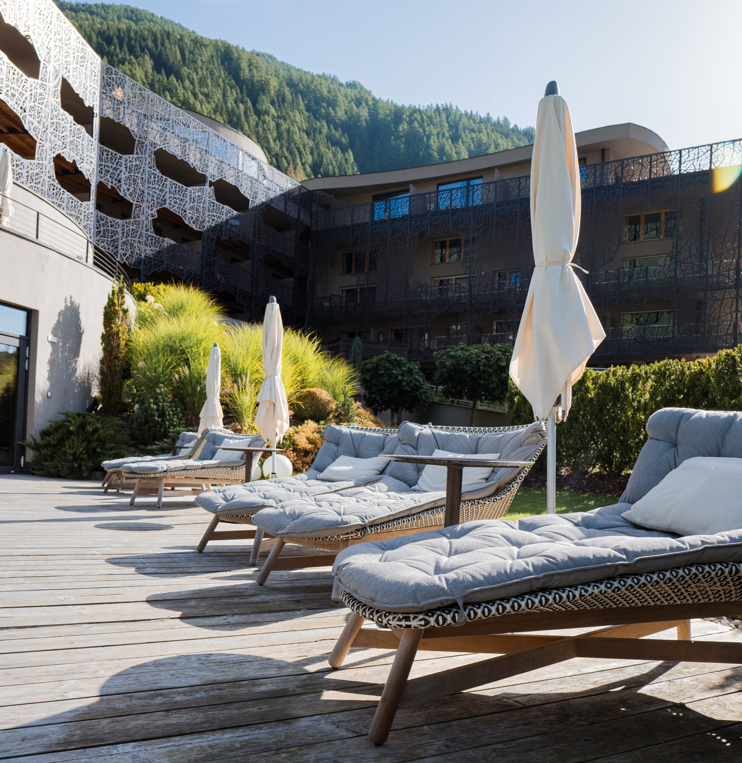 Outdoor Daybeds - Everything you Need to Know - Curran