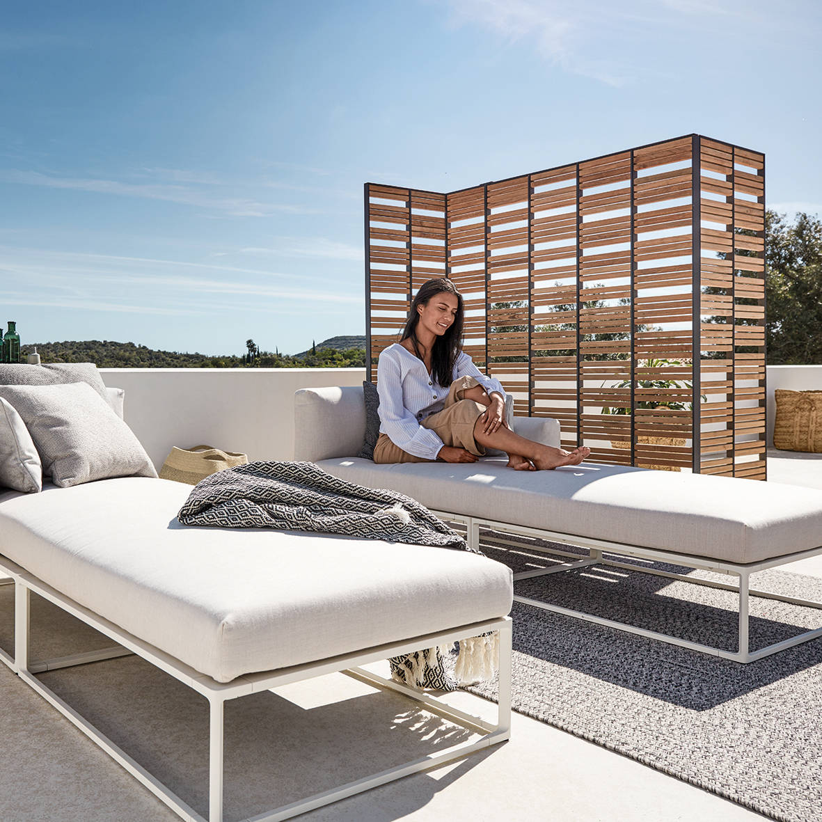 Outdoor Daybeds - Everything you Need to Know - Curran